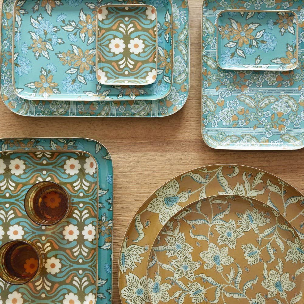 Decorative accessories for the home, mirrors, shelves, wall decor